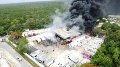 Arde almacén | Bomberos sofocan incendio en Cancún